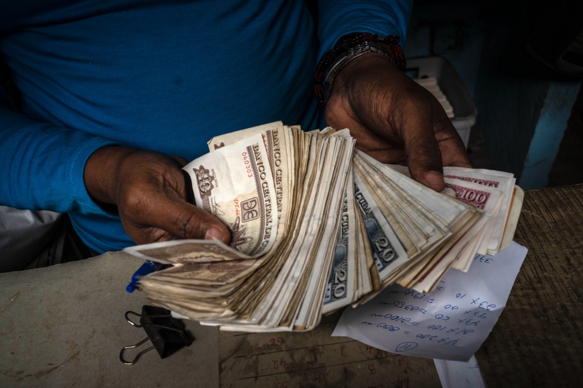 Cuban Government Starts Selling Dollars With Limits Latino Rebels